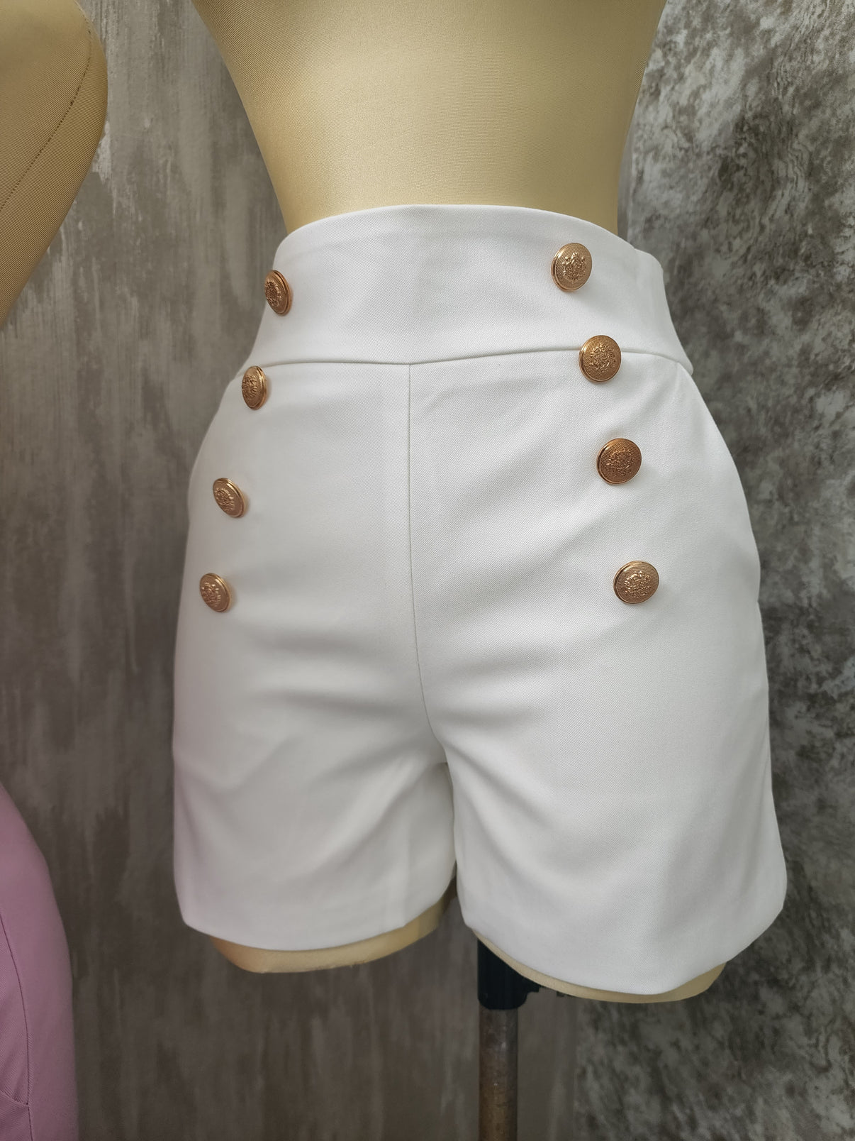 Short con botones dorados – elclosetdeparis